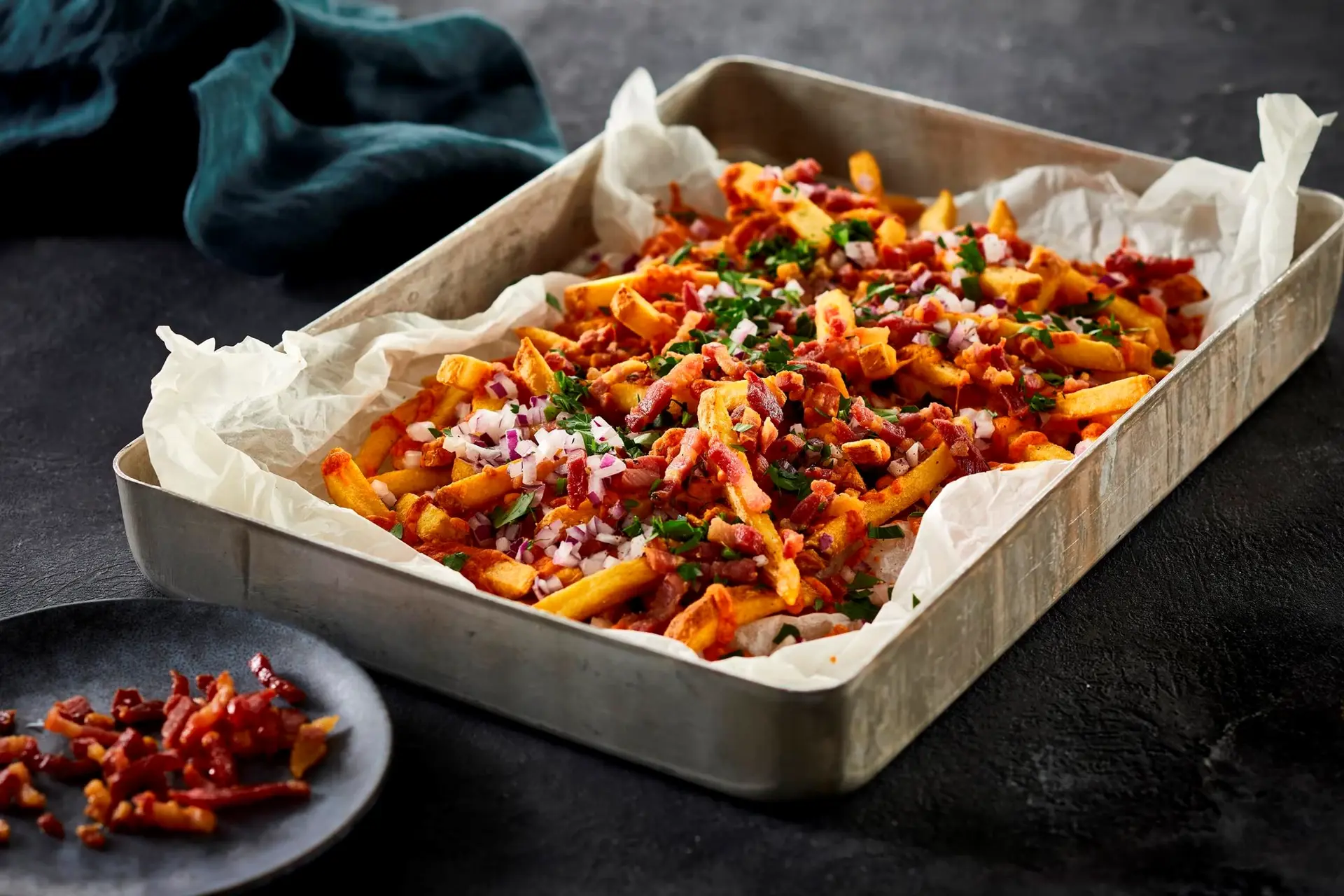 Pommes Frites Med Ost Og Bacon Menukort Arkiv | Sunset Boulevard